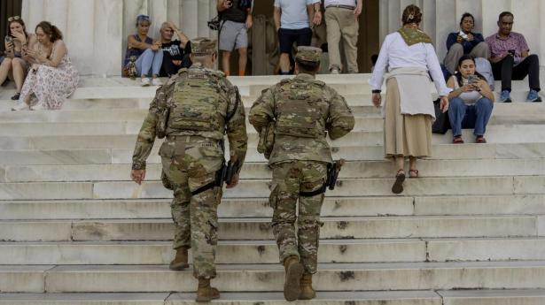 Højesteret afviser at give Trump lov til at anvende tropper fra ...