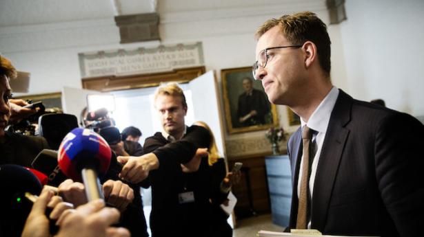 Helle Ib: Esben Lunde kastede sig for hajerne