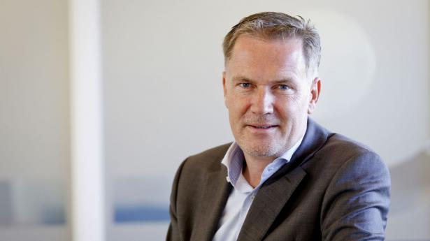 L’easy-milliardær skyder millionbeløb i forbrugslånsbank