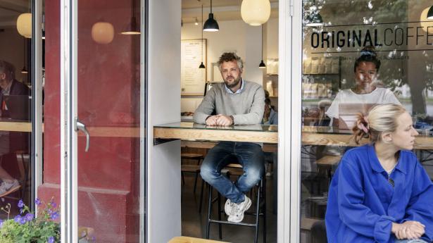 Cafékæde får bøde for at nægte kontanter