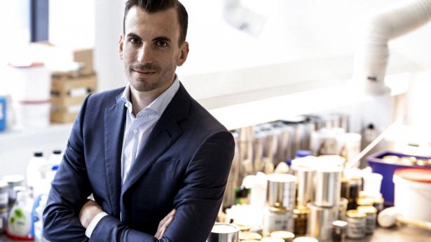 Malingkæmpe vil sælge sine russiske selskaber - og nedjusterer ...