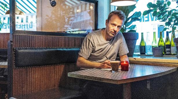 Lege eller snave. Spise bolognese eller drikke orange vin. Skuespiller Peder Thomas Pedersens ...