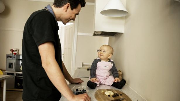 Hidtil er udviklingen gået i sneglefart. Nu tager mændene i flere virksomheder markant længere ...