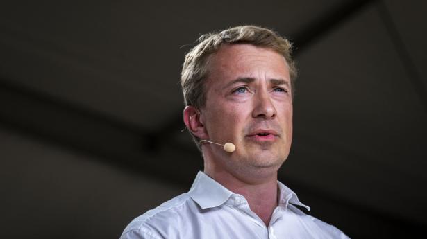 Partier langer ud efter Ellemanns ministerskift