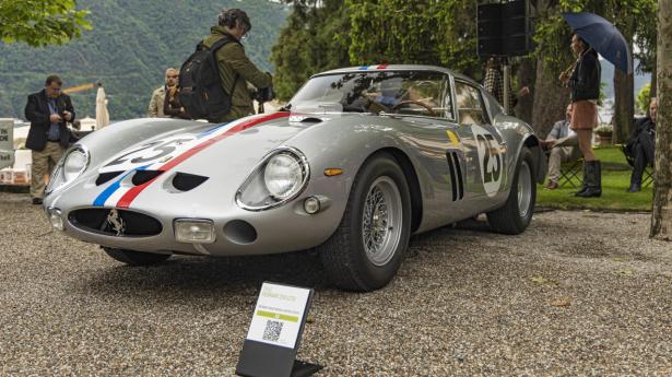 Verdens fineste biler vises frem ved magiske Comosøen