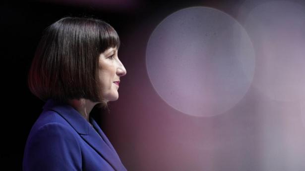 Labour's Reeves to Host JPMorgan Davos Event as UK Election Looms