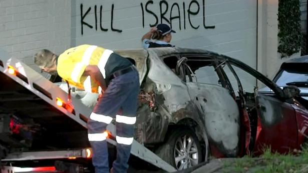 Brændende bil overmalet med Israel-fjendtlige budskaber i Sydney