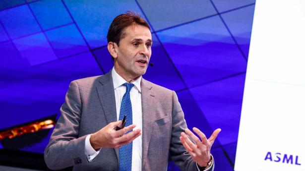 Topchef i hollandsk chipgigant afviser bekymring om kinesisk AI-robot