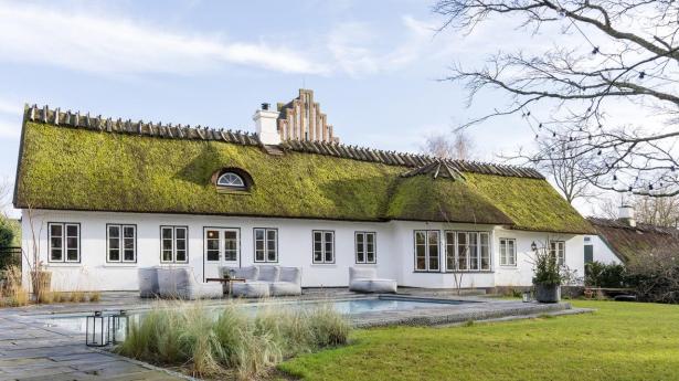 Bondehuset har fået både sauna, pool og plads til at være alene