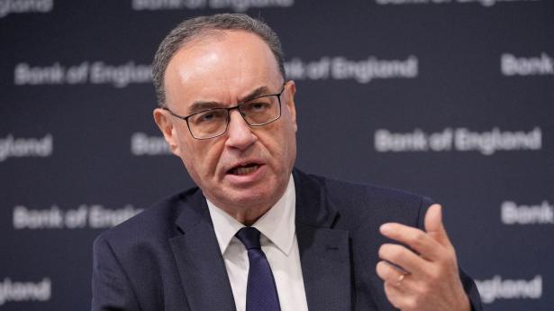 Britisk centralbank tager rentepause efter pres fra to sider