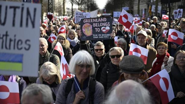 Flere hundrede demonstrerer mod amerikansk pres mod Grønland