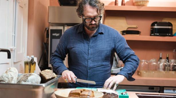 Her elsker mesterbager Richard Hart selv at gå ud og spise