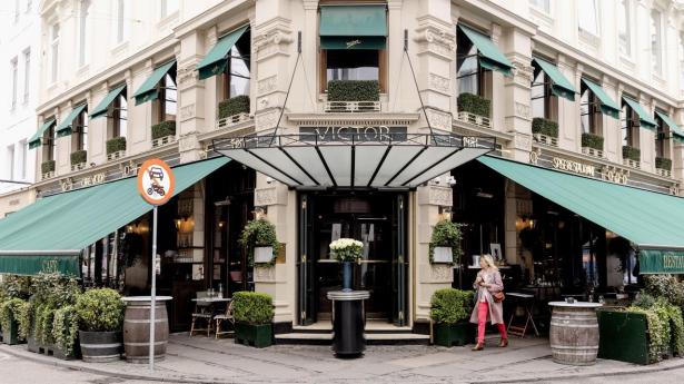 På Café Victor flyder champagnen, og tiden står stille – med vilje