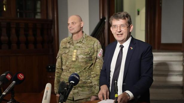 Forsvarsminister udtaler sig om øget tilstedeværelse i Grønland – følg ...