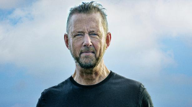 I en bil på vej til Jylland modtager Lars Robl et opkald: Kasper ...