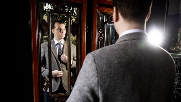 Han kan skaffe et Rolex-ur og få åbnet et storcenter efter lukketid ...